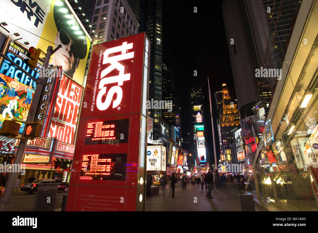 TKTS BOOTH TIMES SQUARE MIDTOWN MANHATTAN NEW YORK USA Stock Photo - Alamy