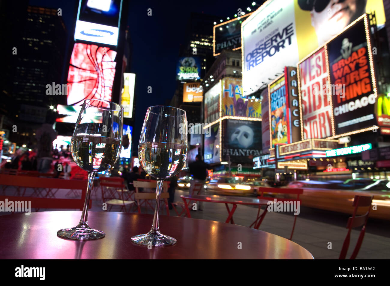 Nightlife at times square hi-res stock photography and images - Alamy