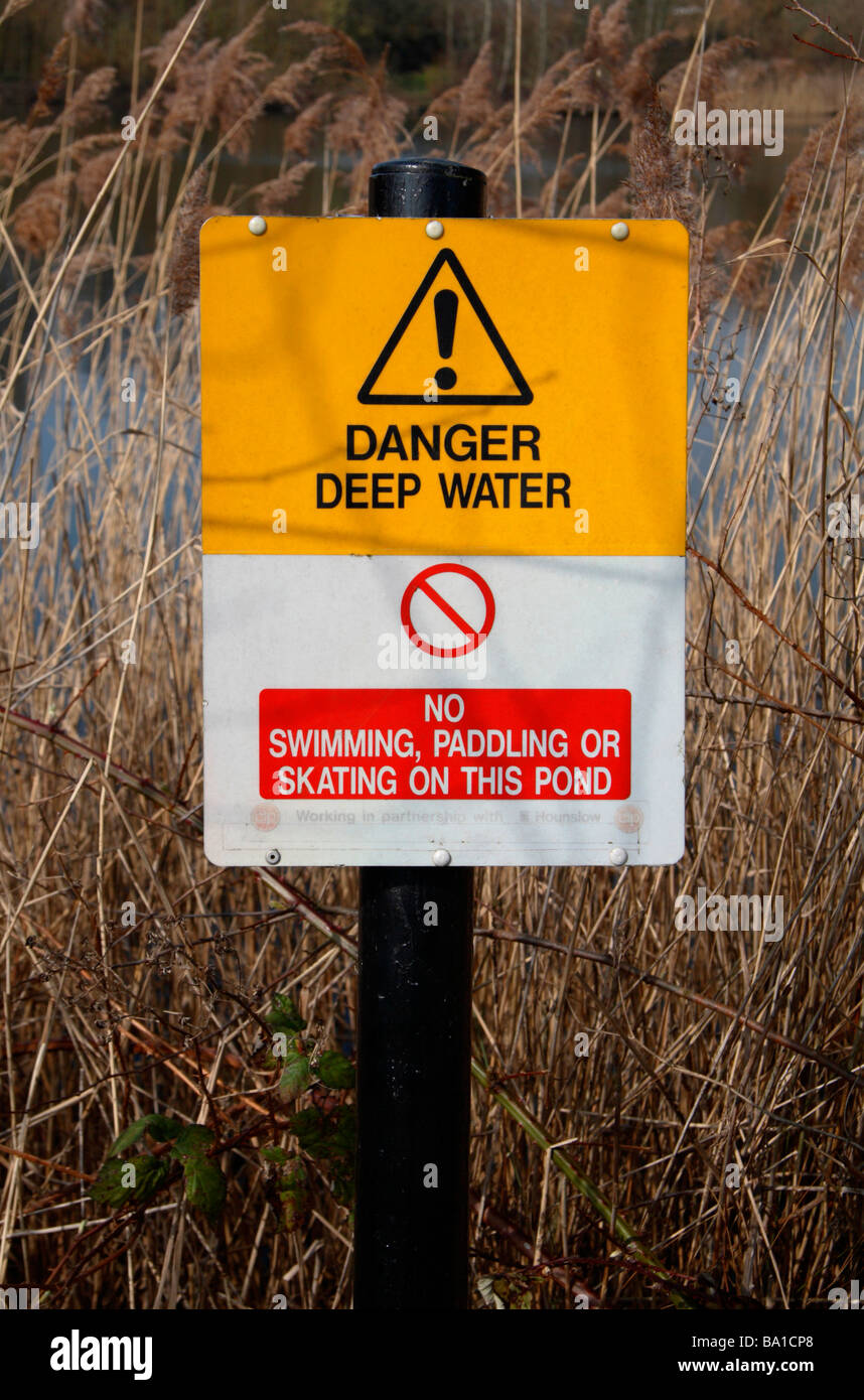 Danger deep water no swimming sign hi-res stock photography and images ...