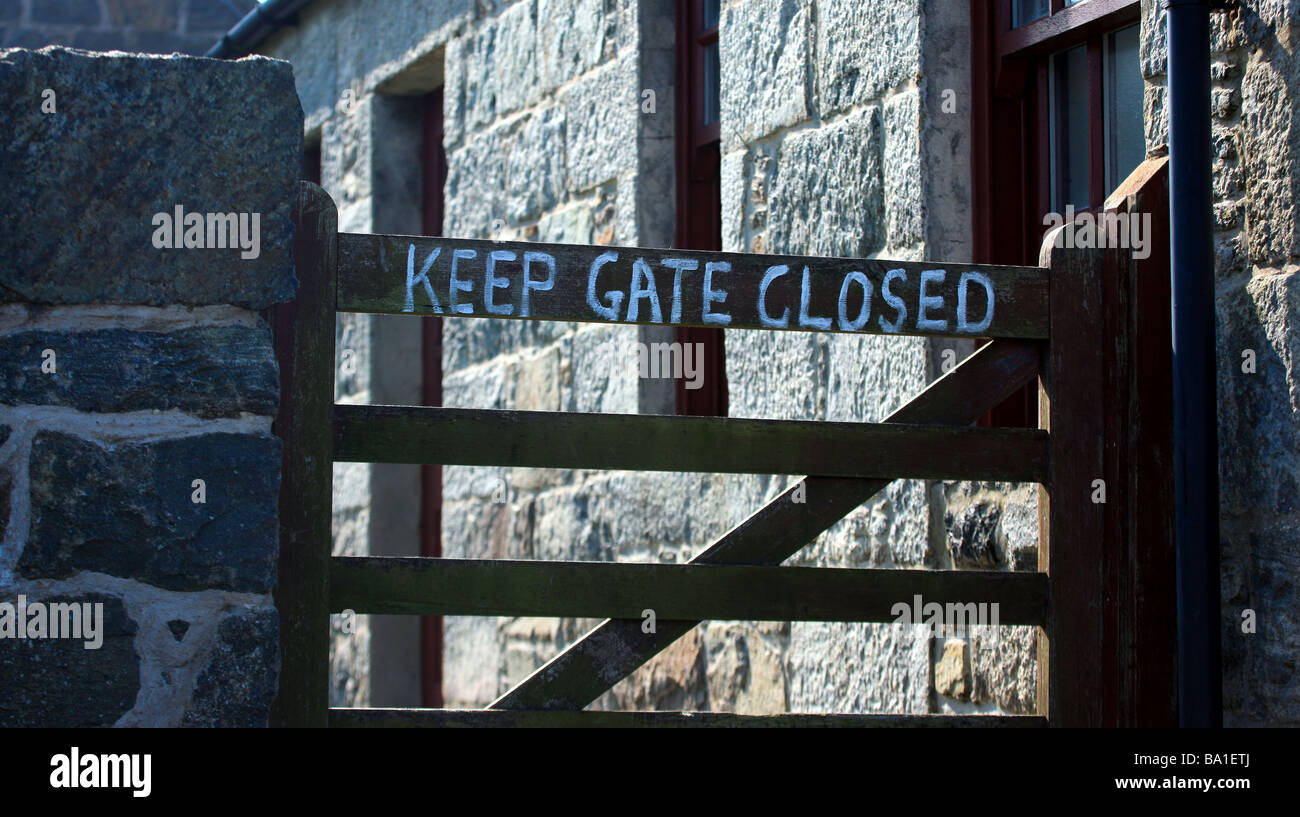 Keep Gate closed sign Stock Photo - Alamy