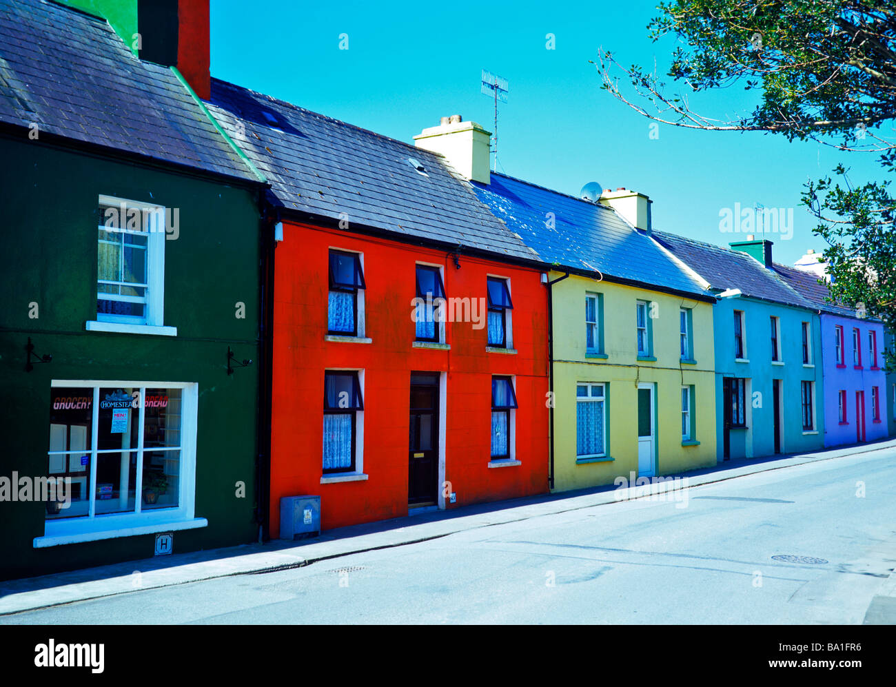 Wonderful sunny day with colourful houses in Eyeries on the Beara ...