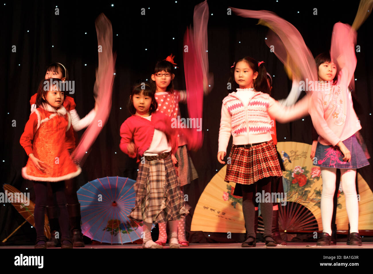 Children performing on stage hi-res stock photography and images - Alamy