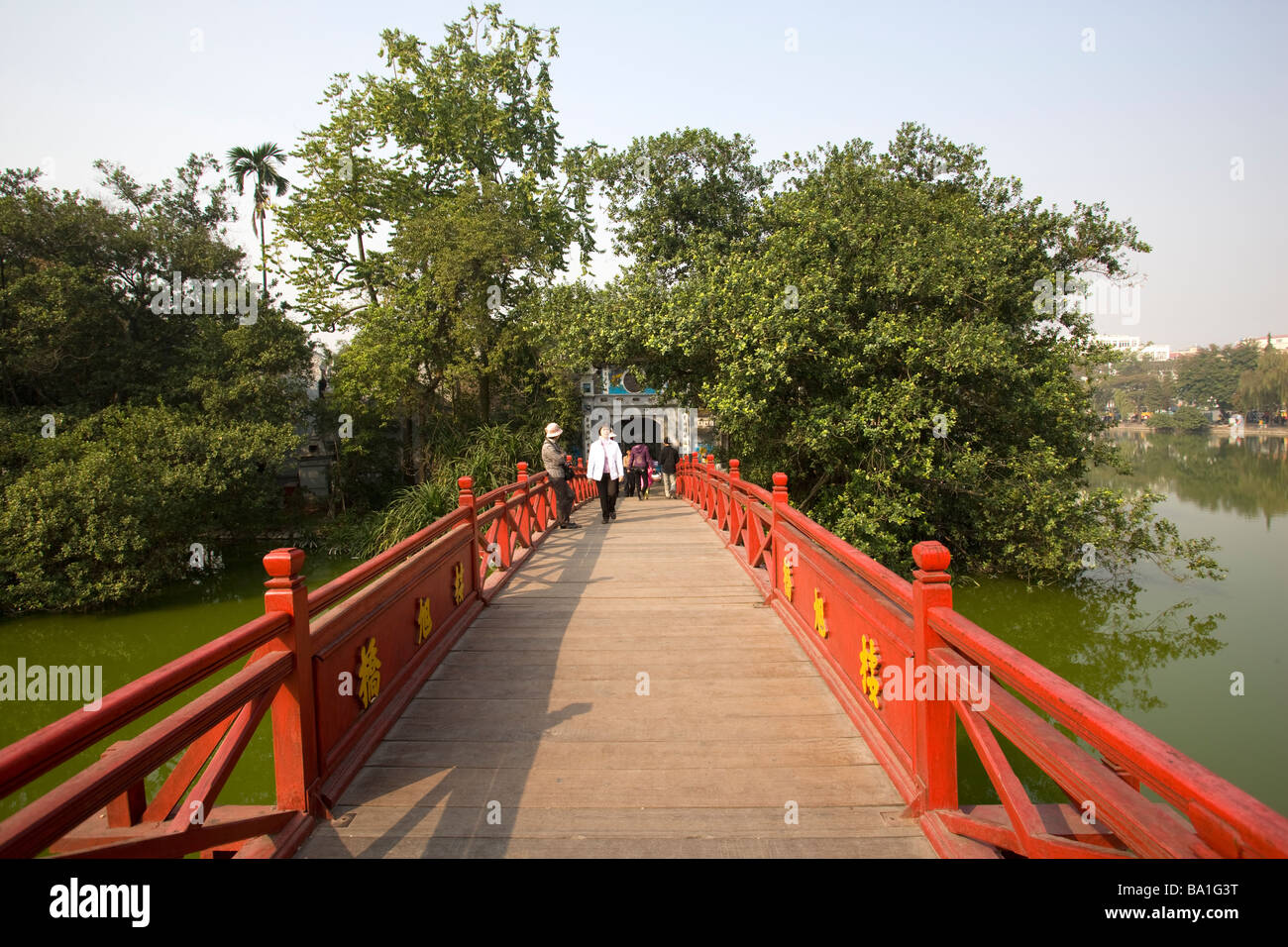 Hoan kiem lake huc bridge hi-res stock photography and images - Alamy