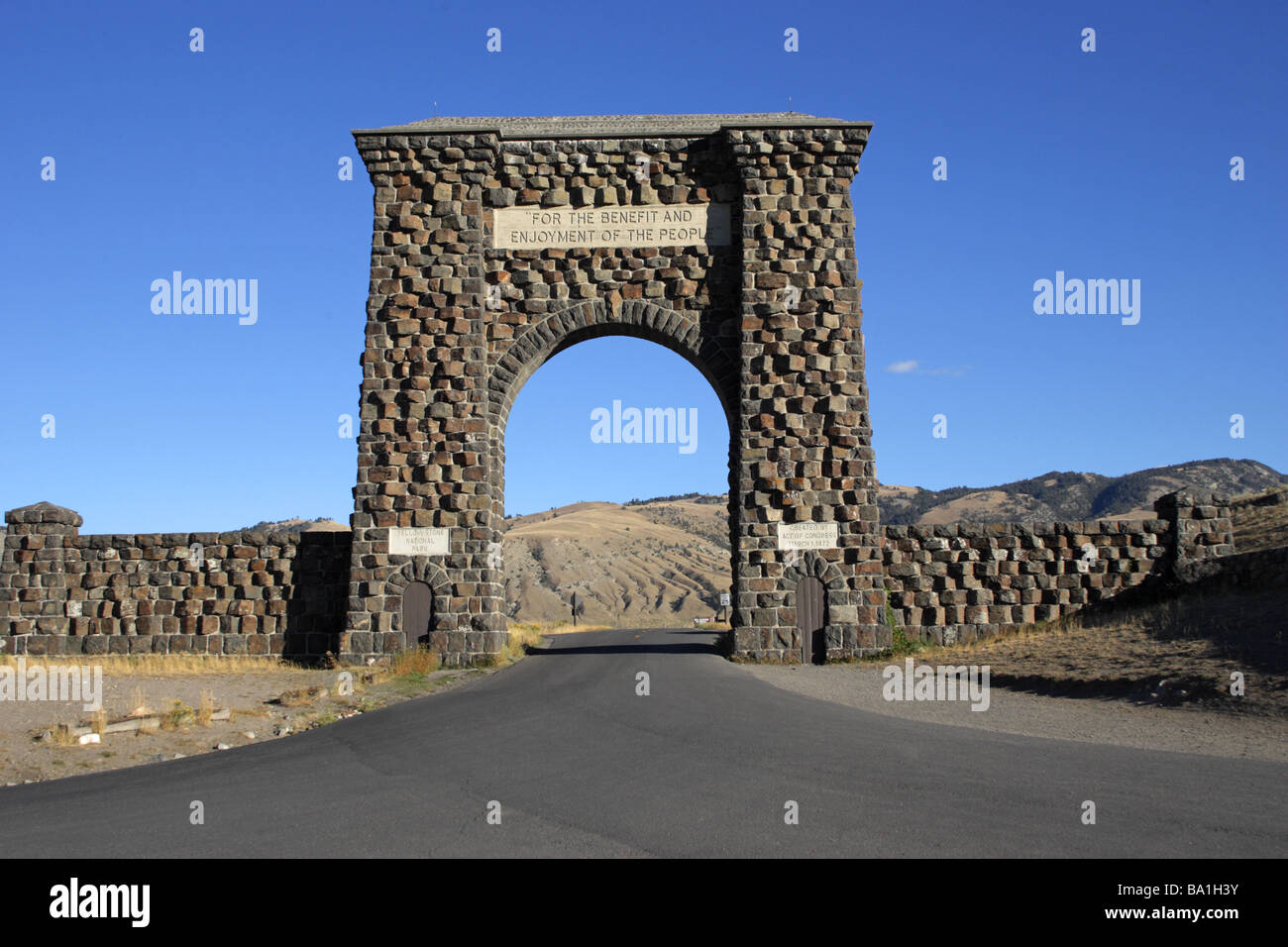 Roosevelt Arch against a clear blue sky in North Gate entrance Gardiner ...