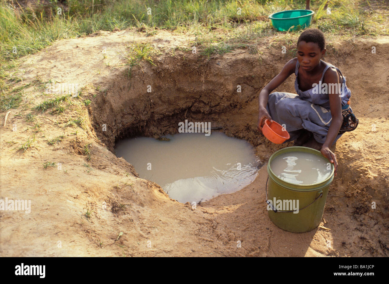 Tanzania. Girl fetching water from the dry river bed Stock Photo - Alamy