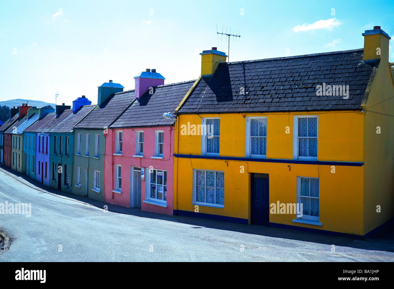 Wonderful sunny day with colourful houses in Eyeries on the Beara ...