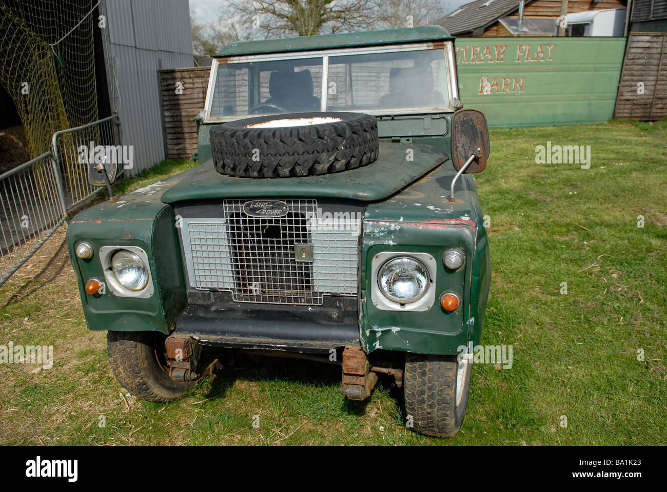 Farm land rover hi-res stock photography and images - Alamy