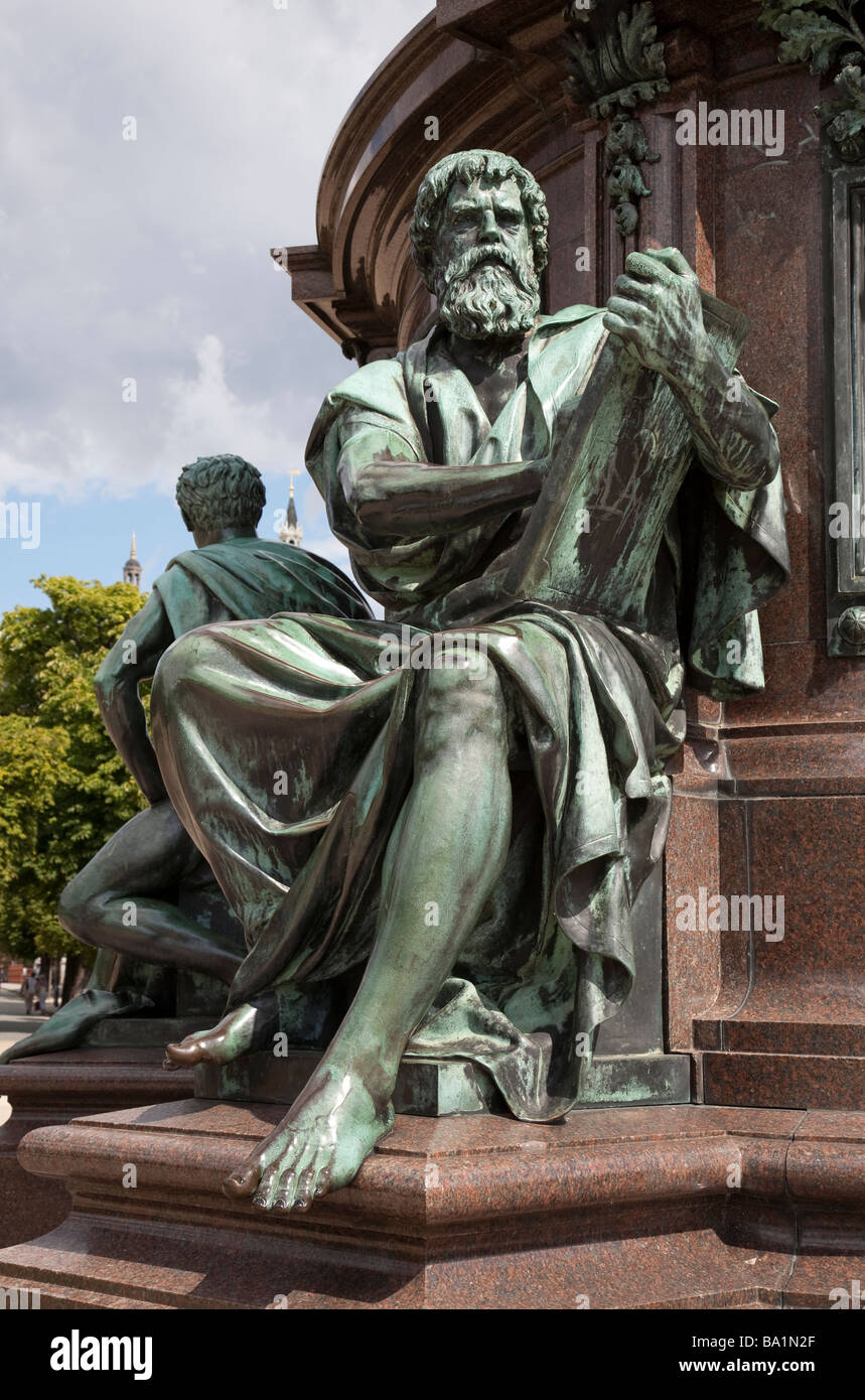 Bronze statue man sitting in hi-res stock photography and images - Alamy