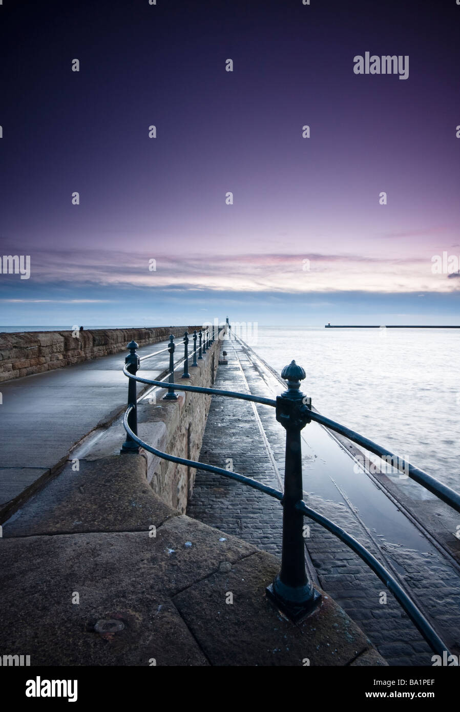 Tynemouth Pier, The North Pier on a winters sunrise Stock Photo - Alamy