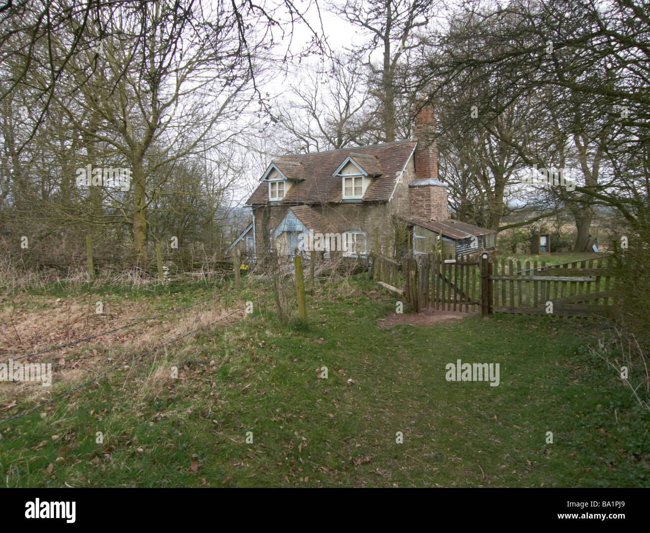 Old country cottage hi-res stock photography and images - Alamy
