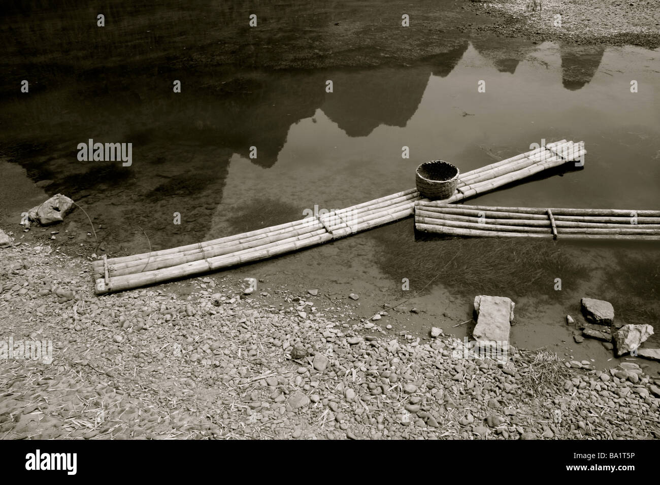 Bamboo boats on the Li river Stock Photo - Alamy