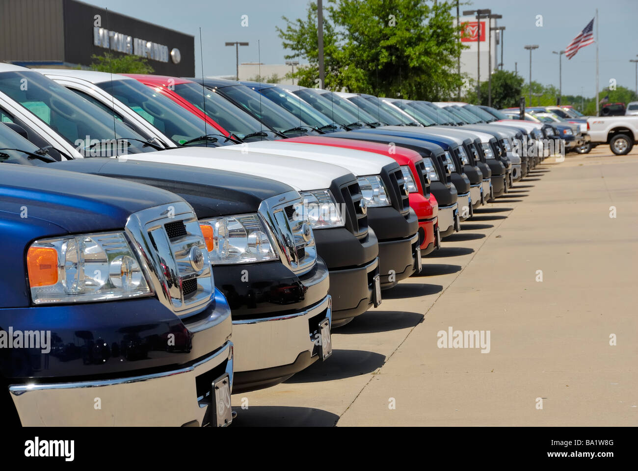 Car lot and american flag hi-res stock photography and images - Alamy