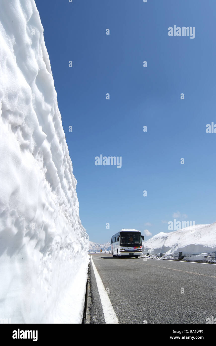 Bus in snow hi-res stock photography and images - Alamy