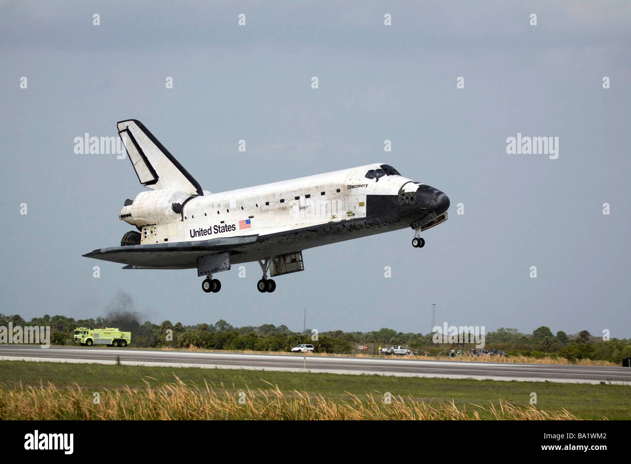 Space shuttle landing hi-res stock photography and images - Alamy