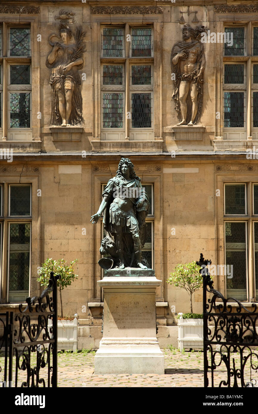 Louis xiv de france statue paris hi-res stock photography and images ...
