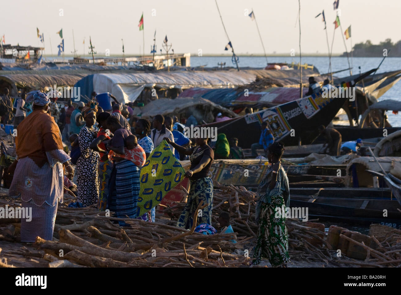 Port in Mopti Mali on the Bani River Stock Photo - Alamy