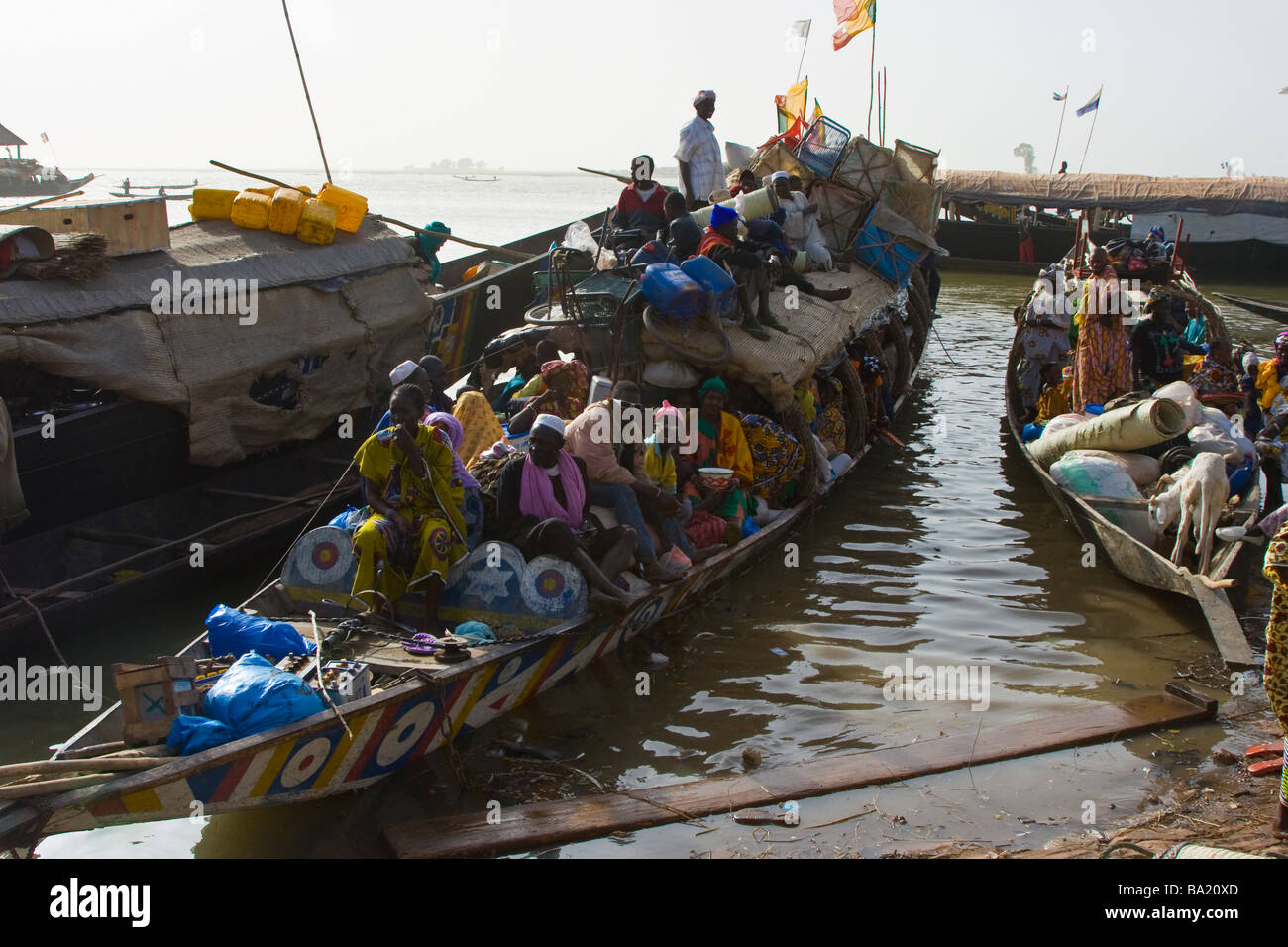 Crowded Pinasse at the Port in Mopti Mali Stock Photo - Alamy