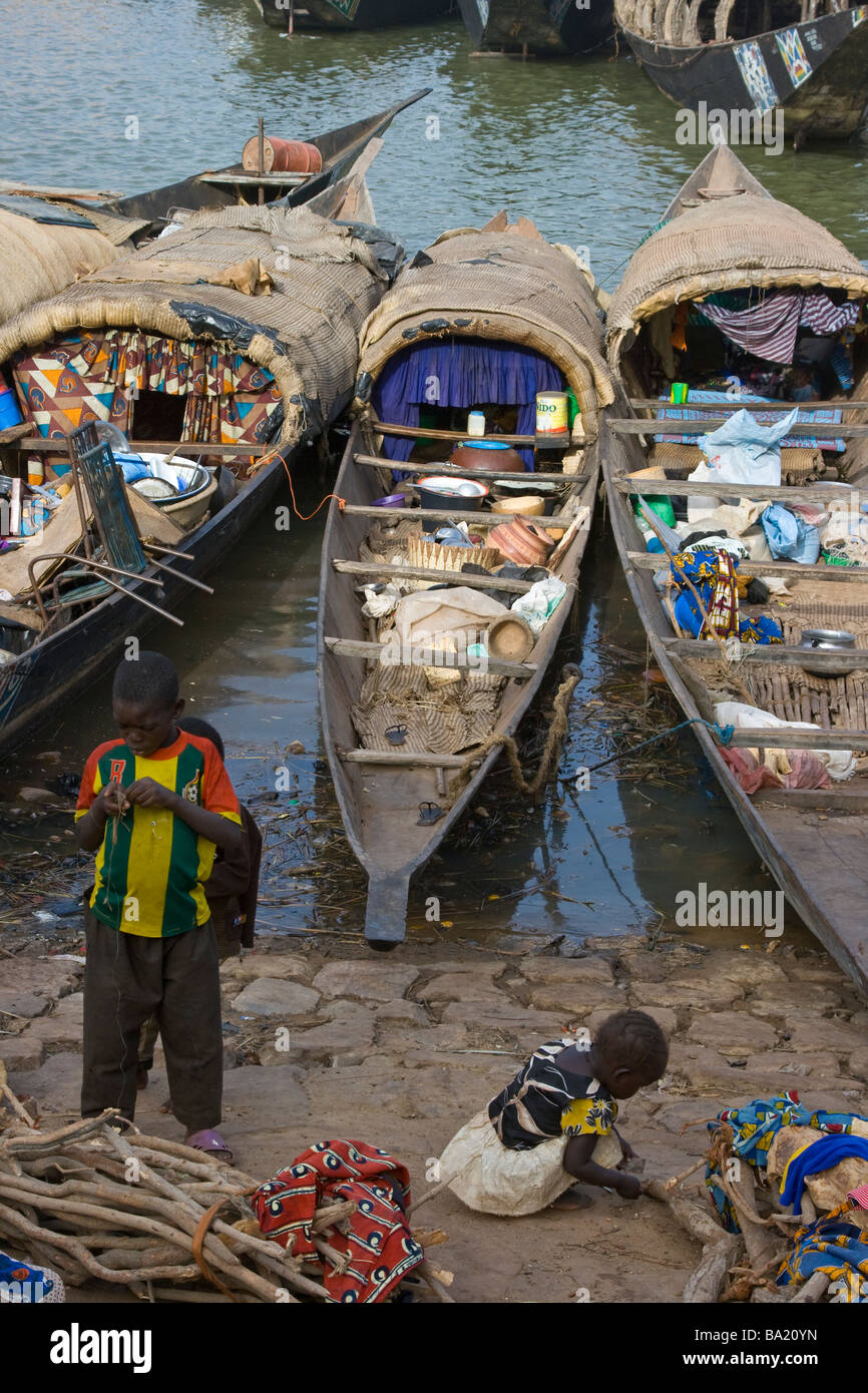 Mopti port mali pinasse boats people hi-res stock photography and ...