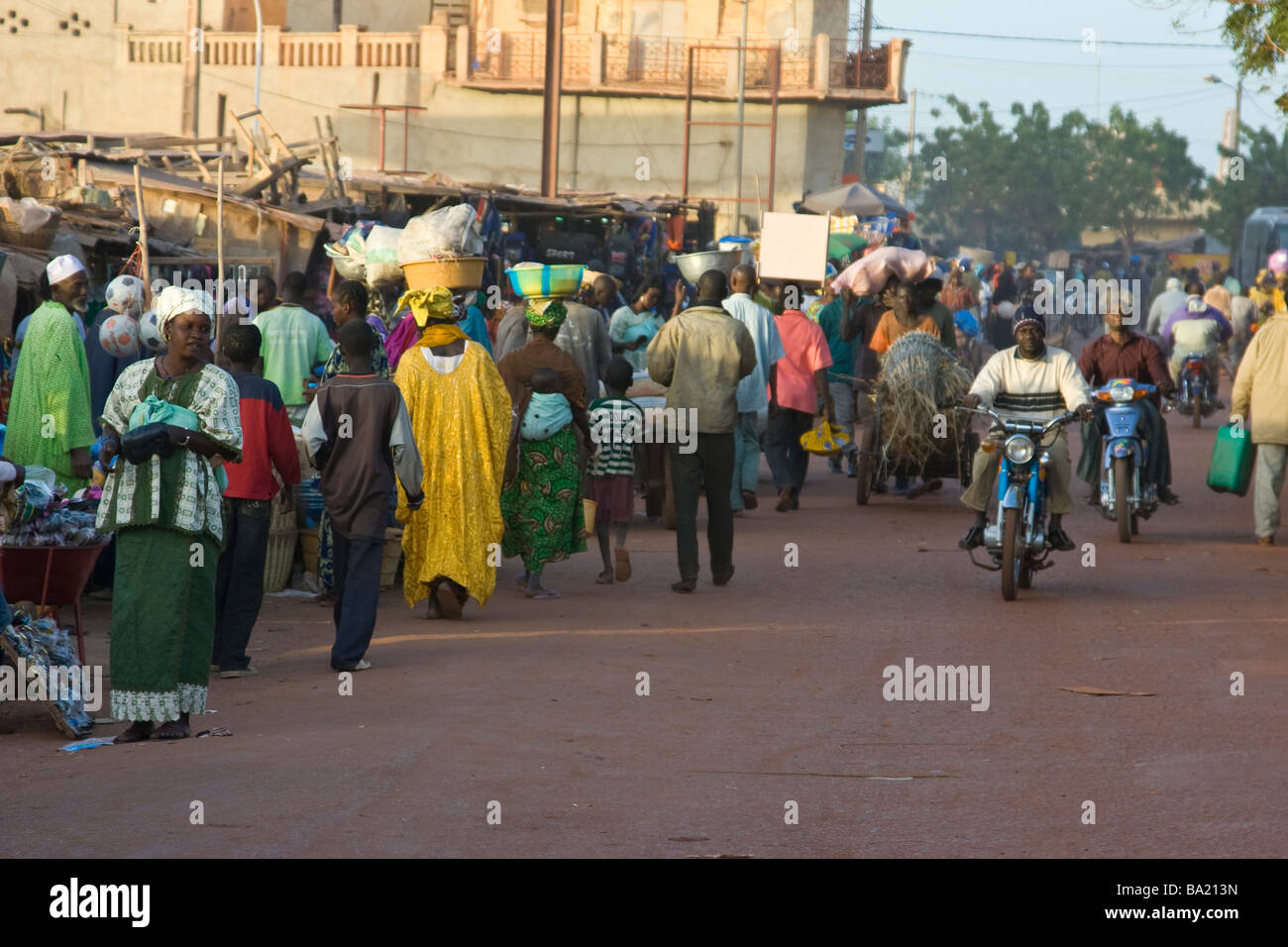 Busy Street at the Port in Mopti Mali West Africa Stock Photo - Alamy