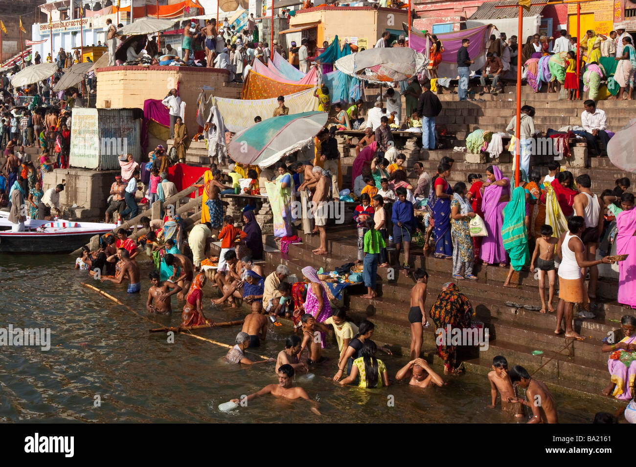 India bathing hi-res stock photography and images - Alamy