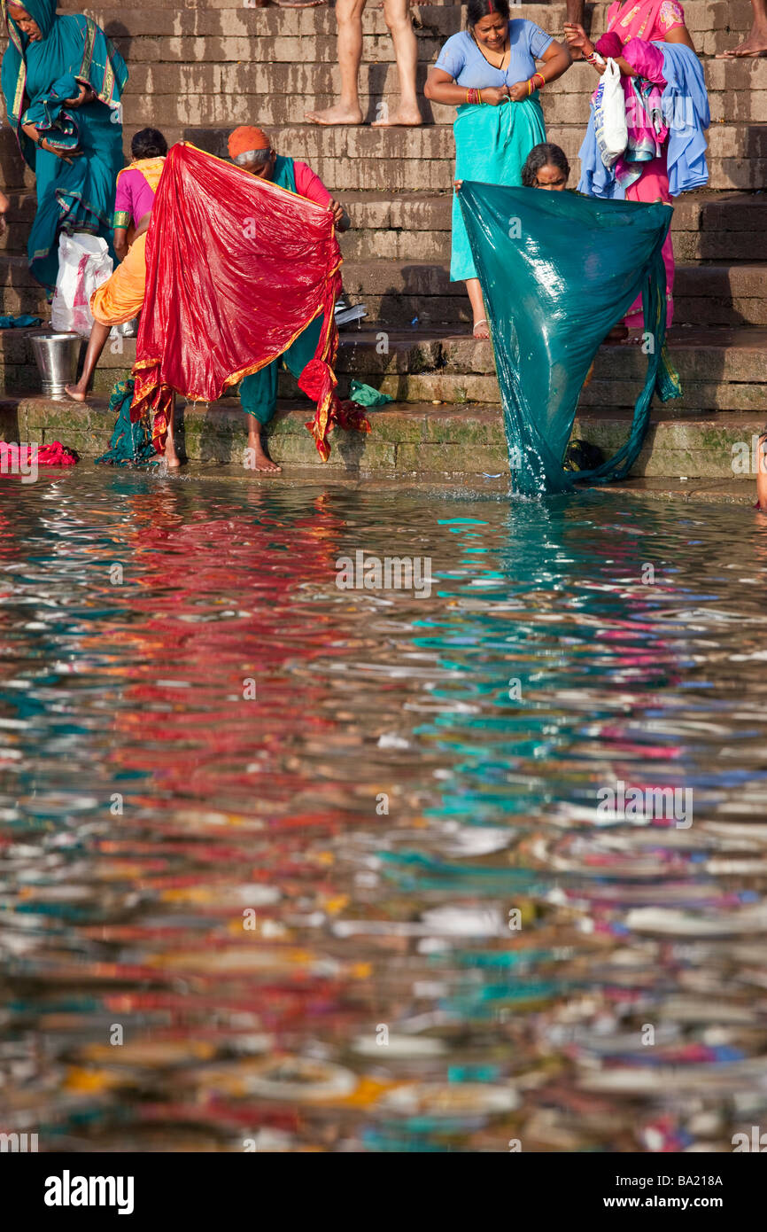 Women saree in river hi-res stock photography and images - Alamy