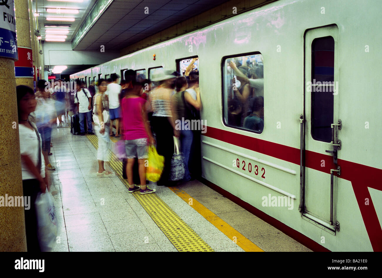 Chinese people boarding underground train hi-res stock photography and ...