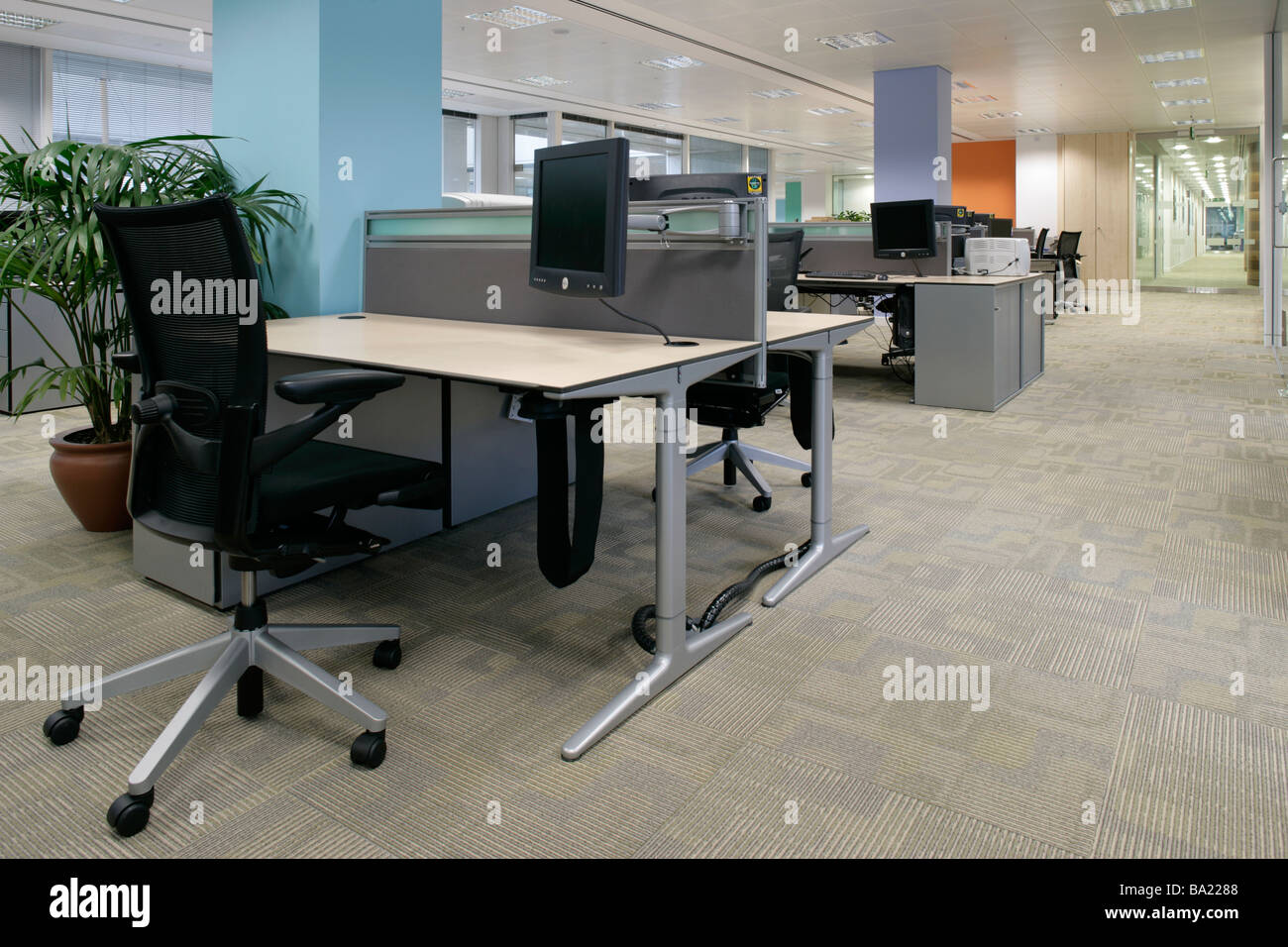 Contemporary office interiors uk hi-res stock photography and images ...