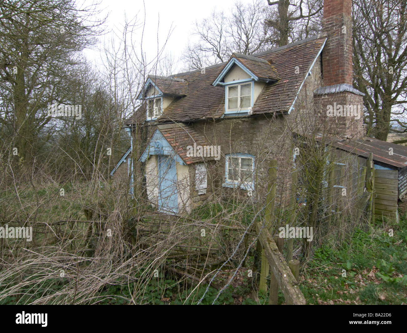 Old ruined cottage hi-res stock photography and images - Alamy