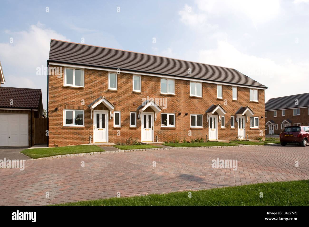 Modern housing england street community hi-res stock photography and ...