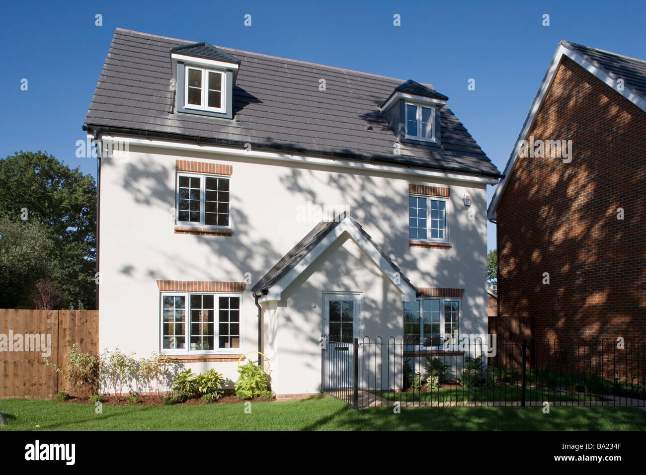 Suburban detached house hi-res stock photography and images - Alamy