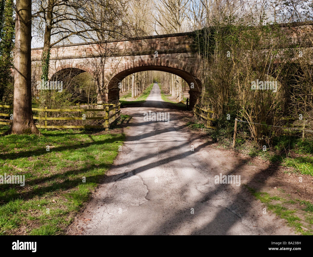 Footpath over railway hi-res stock photography and images - Alamy