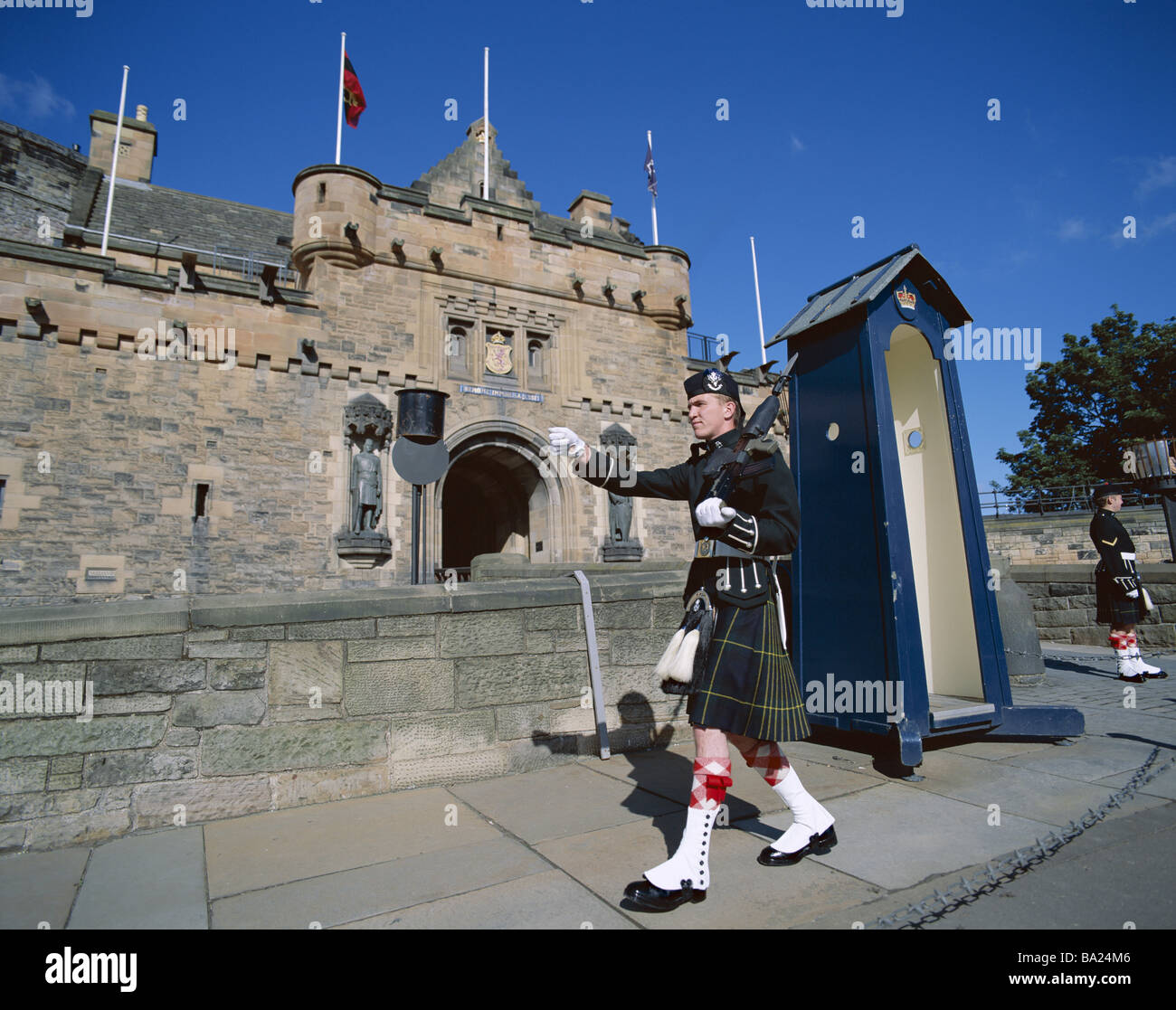 Edinburgh castle guard hi-res stock photography and images - Alamy