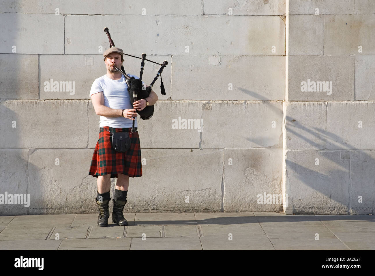 Scottish bagpipes kilt piper hi-res stock photography and images - Alamy