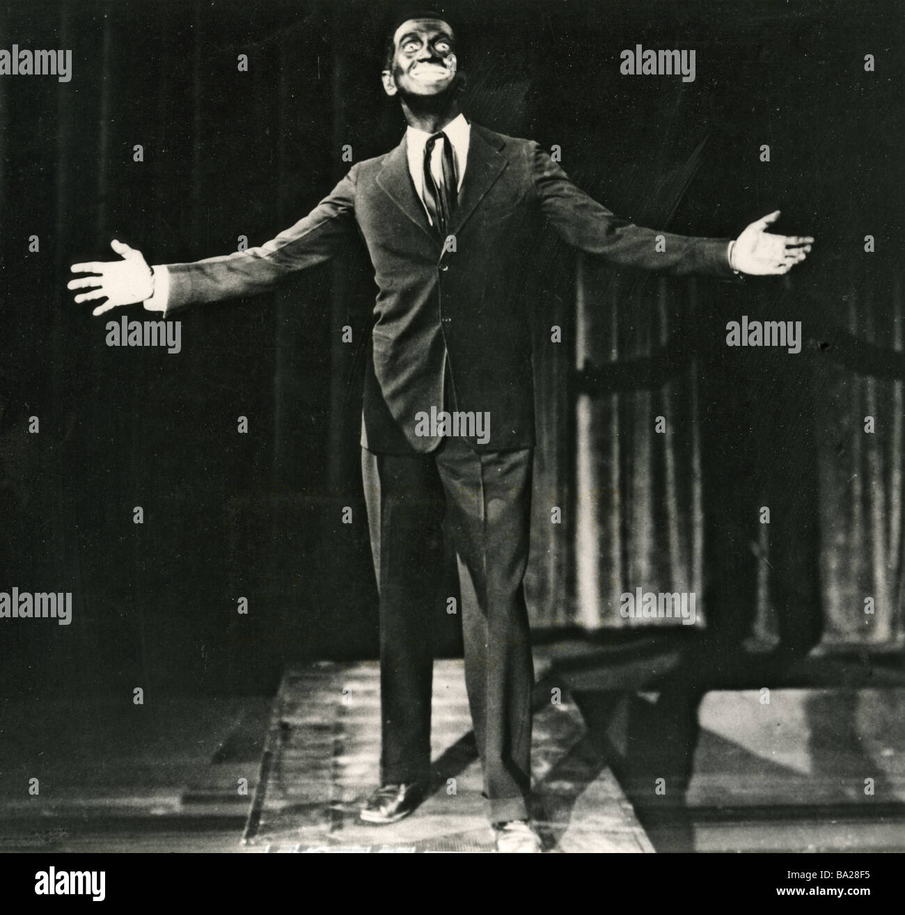 Jazz singer film 1927 al hi-res stock photography and images - Alamy