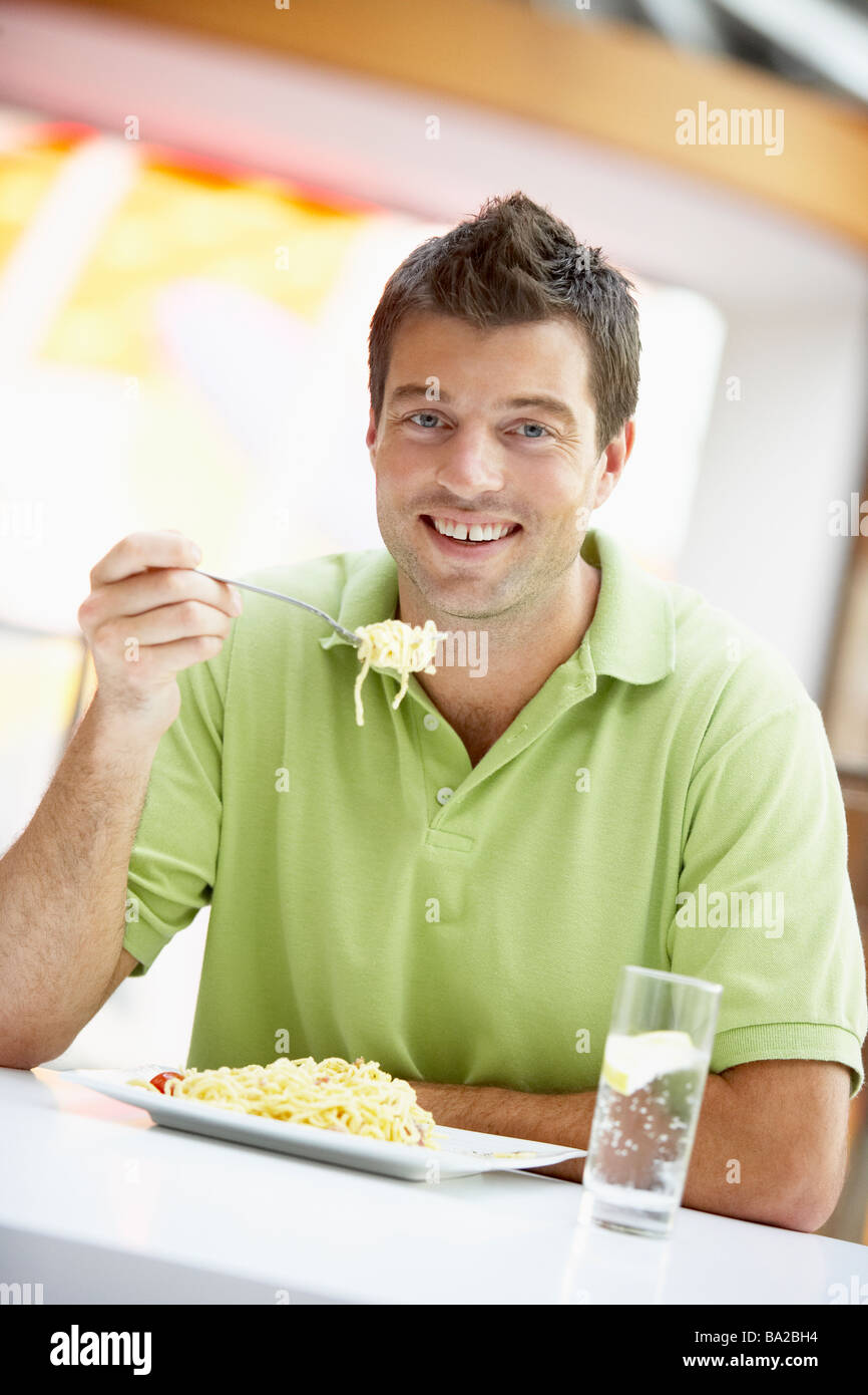 Man food court mall hi-res stock photography and images - Alamy