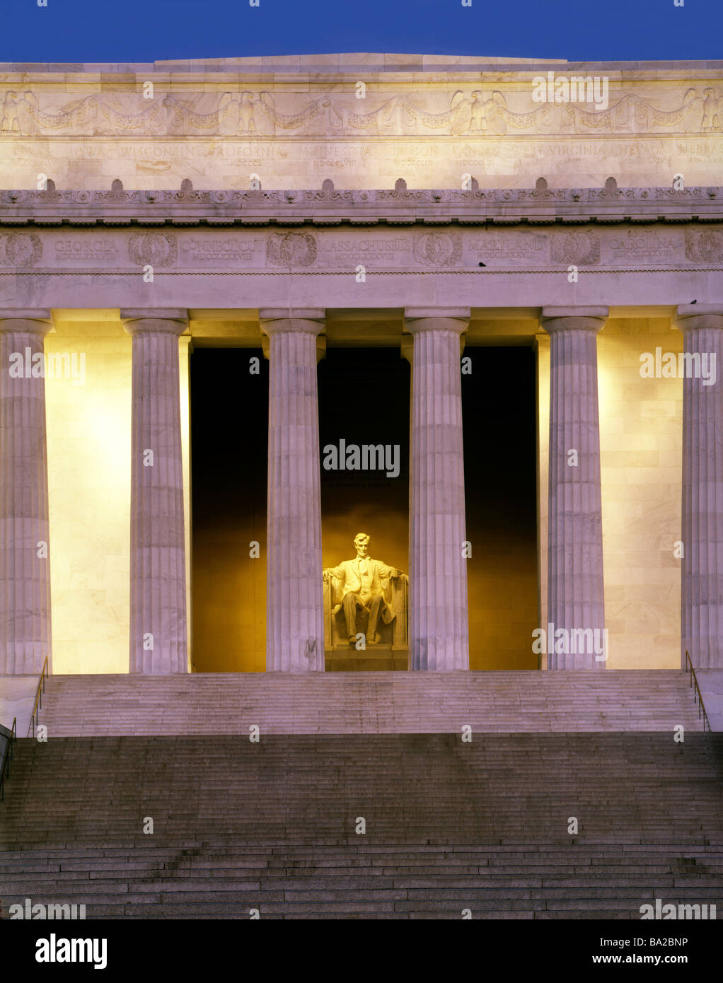 Lincoln memorial dusk in washington hi-res stock photography and images ...