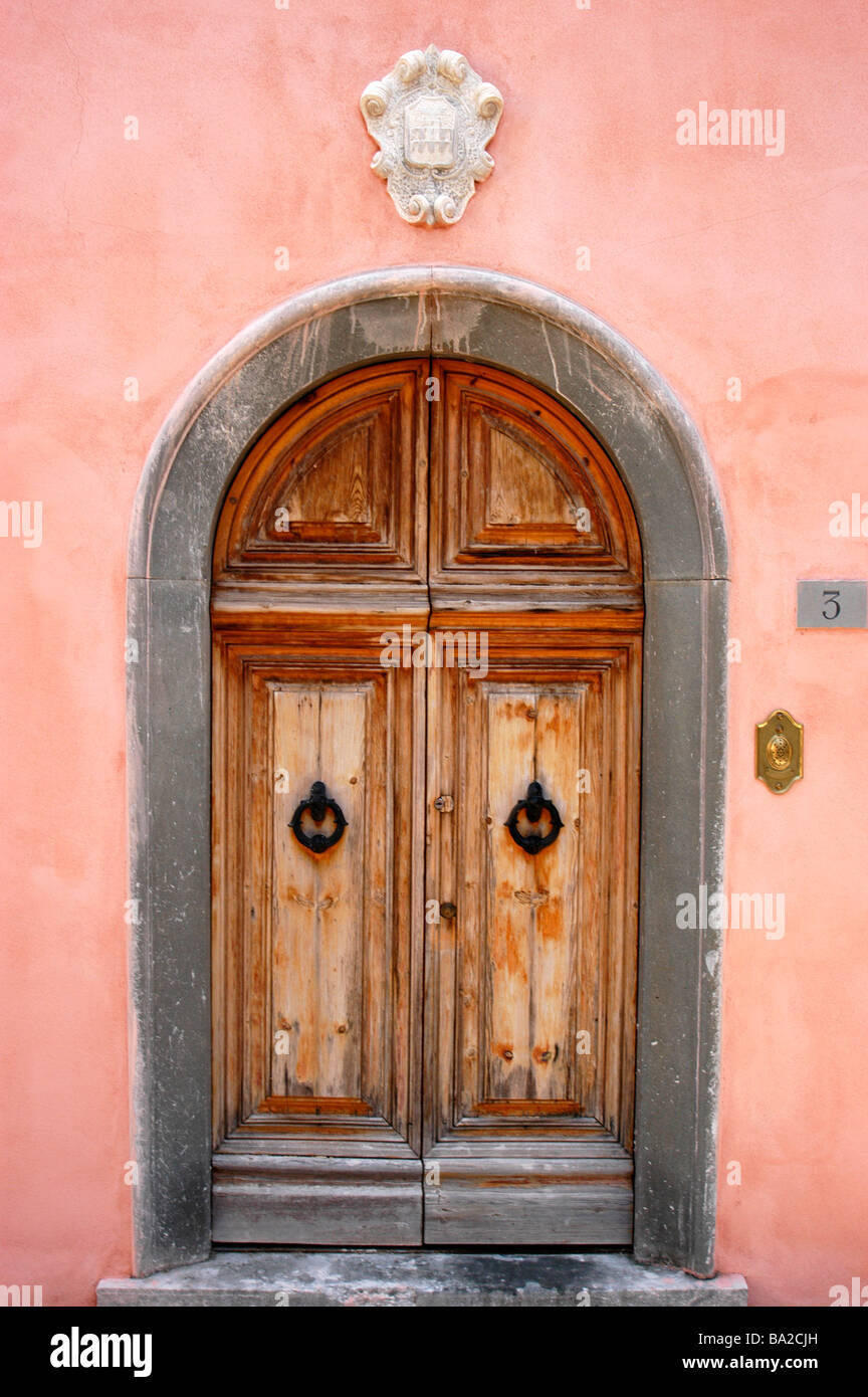 Arched door house italy hi-res stock photography and images - Alamy