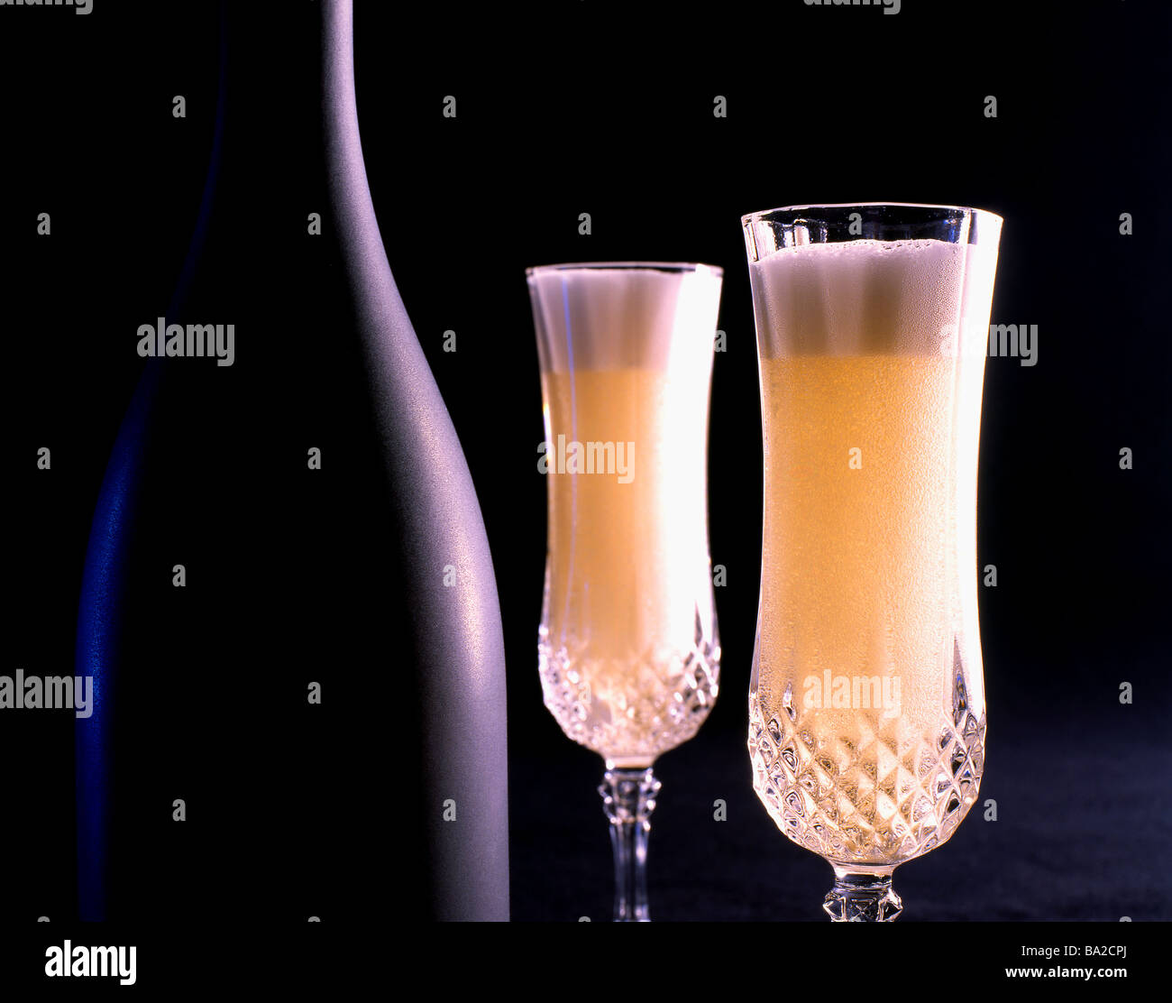 Bubbling champagne glasses close up hi-res stock photography and images ...