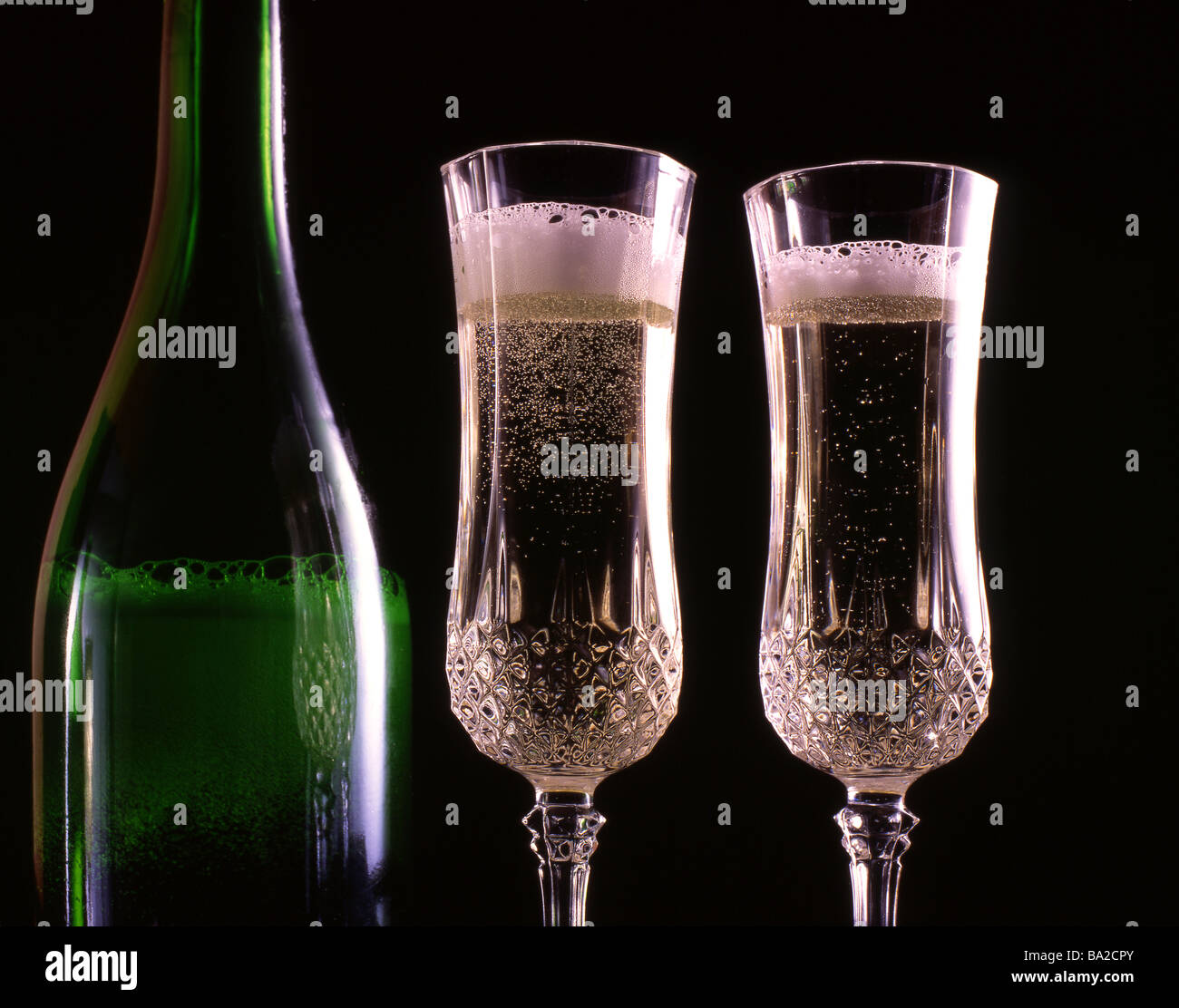 Bubbling glasses of champagne hi-res stock photography and images - Alamy