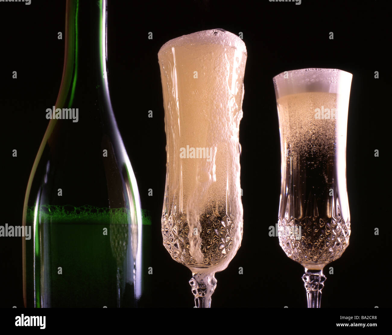 Sparkling wine glass overflowing hi-res stock photography and images ...