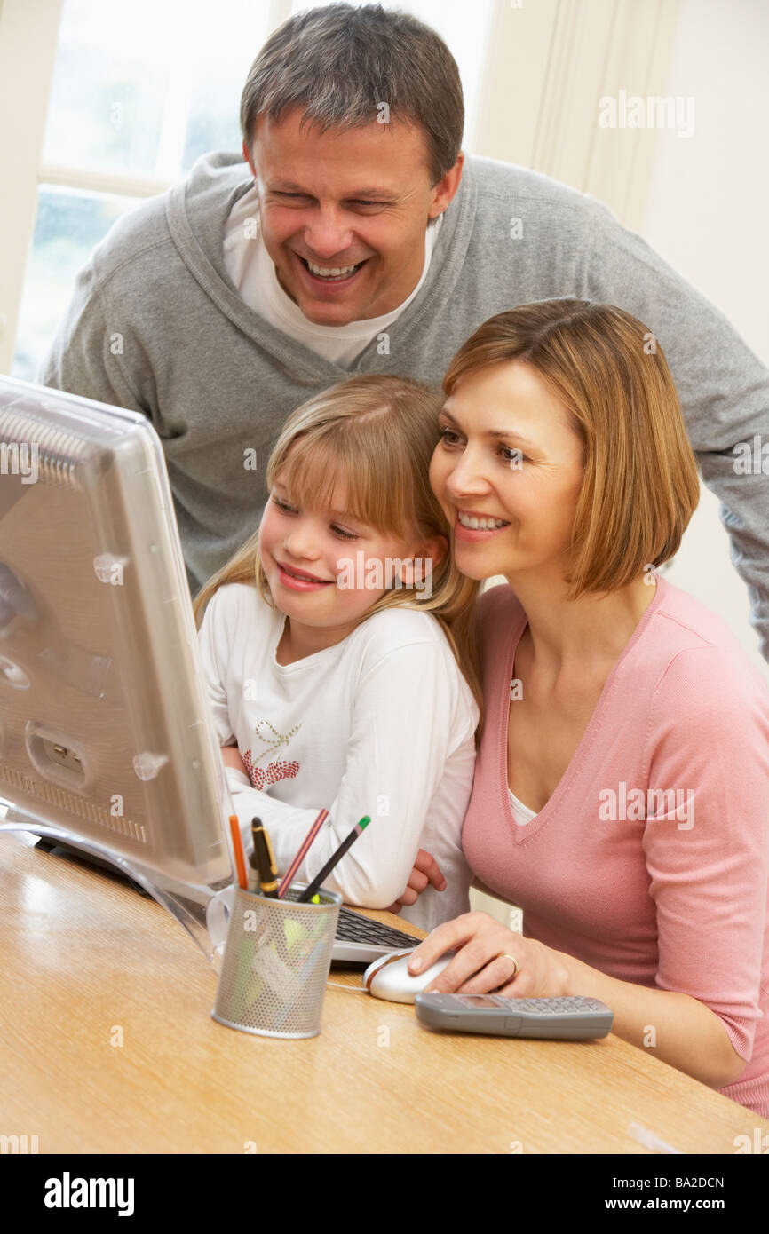 6 year old girl using computer hi-res stock photography and images - Alamy
