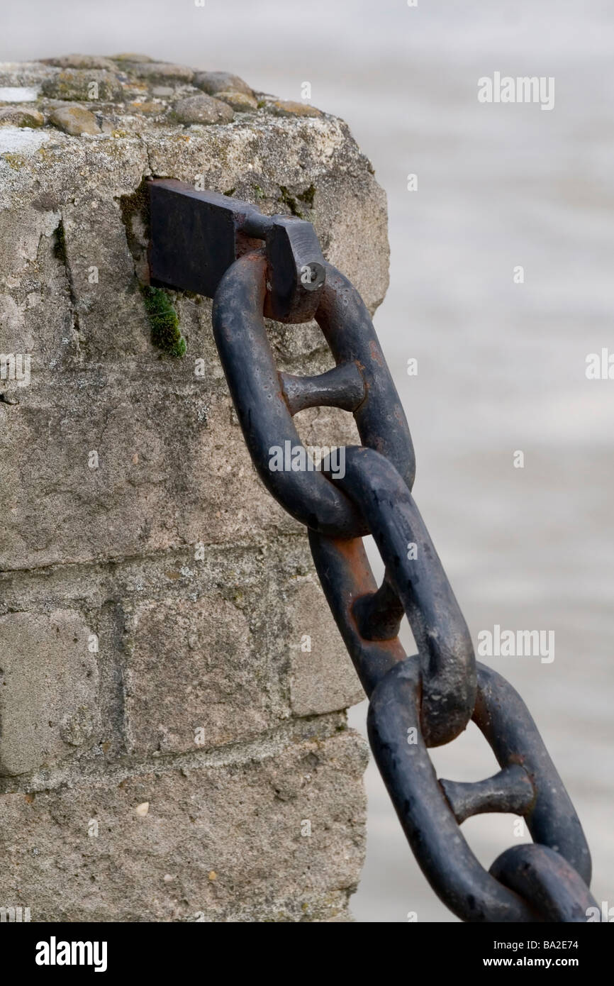 Chain link bollard hi-res stock photography and images - Alamy