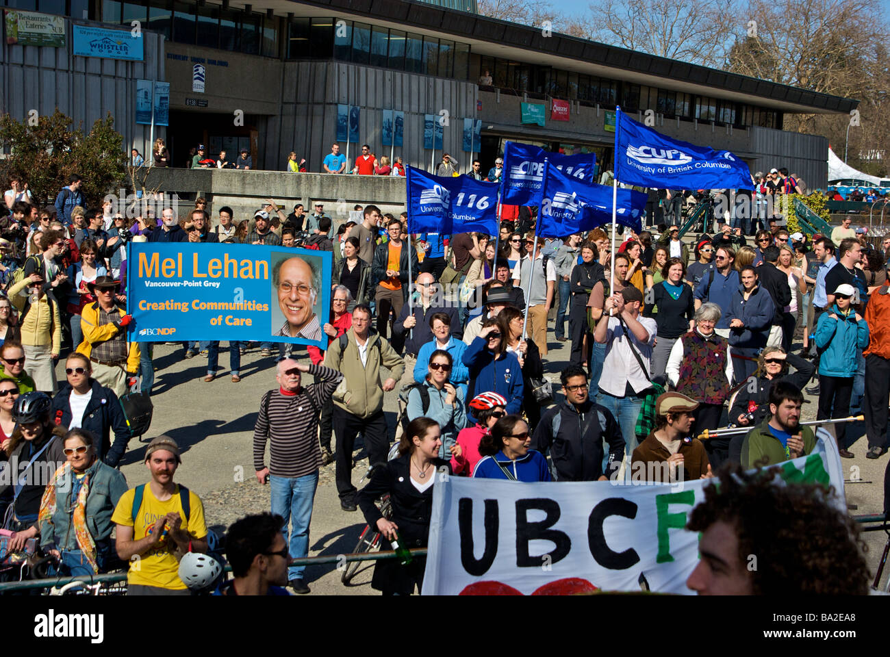 University campus student protest hi-res stock photography and images ...