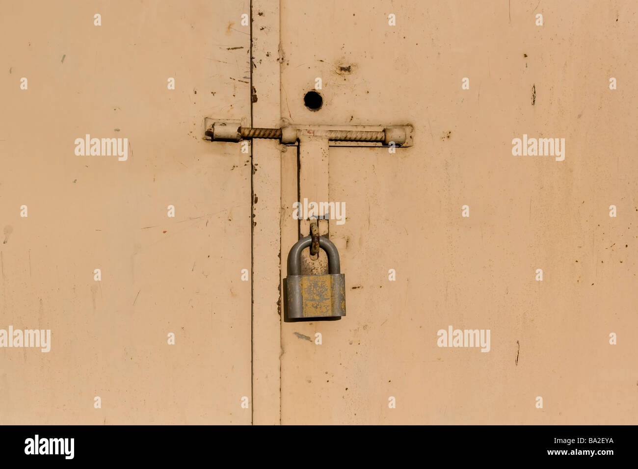 Cream garage door hi-res stock photography and images - Alamy