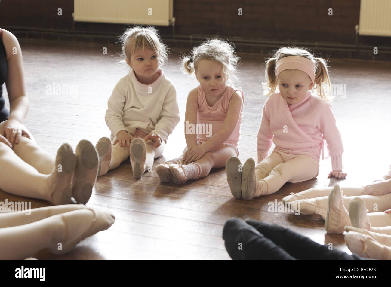 Children group feet circle hi-res stock photography and images - Alamy