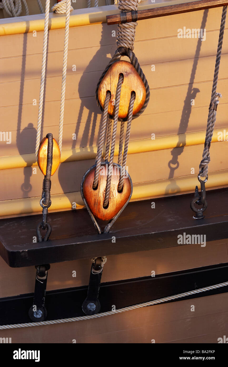 Block tackle pulleys hi-res stock photography and images - Alamy