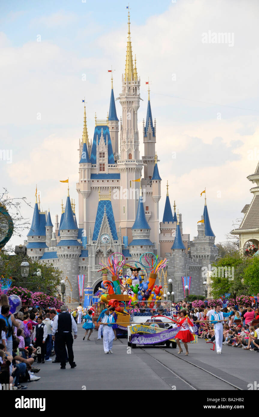 Daily Parade with Dancers and Floats at Walt Disney Magic Kingdom Theme ...