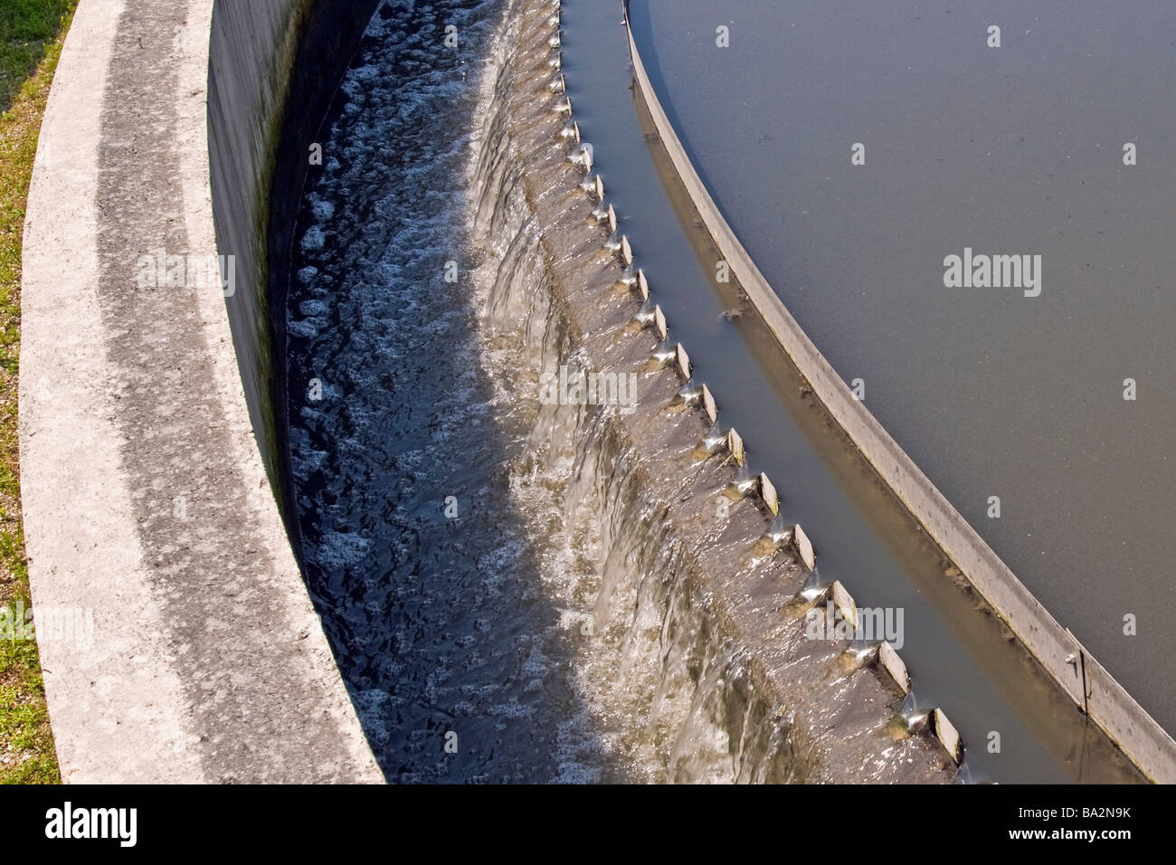 Primary sedimentation tank water purification facility operated by ...