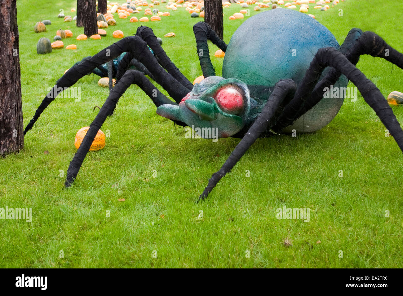 Giant model of spider on green grass Stock Photo - Alamy