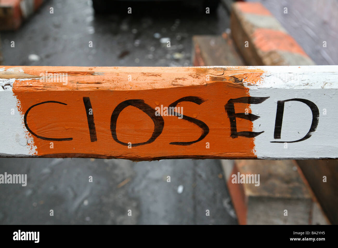Building site street-closing off wood-beams red-knows stroke closed ...